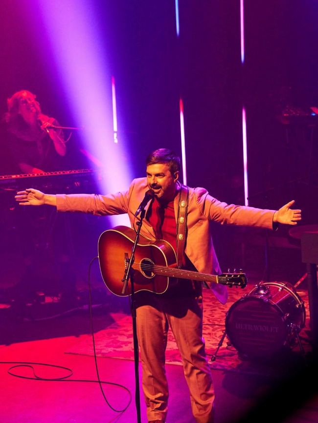 Damien Robitaille séduit le Club Soda avec son spectacle «Ultraviolet»