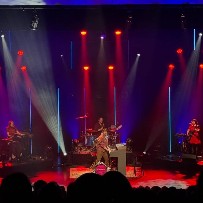 Damien Robitaille séduit le Club Soda avec son spectacle «Ultraviolet»